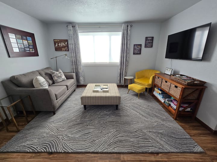 Modern Comfort | Queen Bed | Garage Parking - Fargo, ND