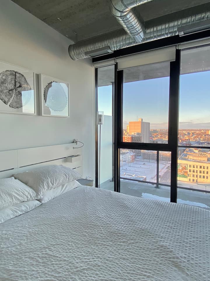 Urban-chic, Cozy, Upper Floor, Sunset Suite - Winnipeg