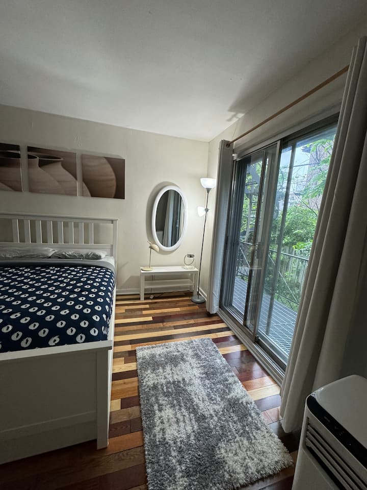 Cozy Studio Footsteps To Subway 20 Minute Downtown - Laval, Quebec, Canadà