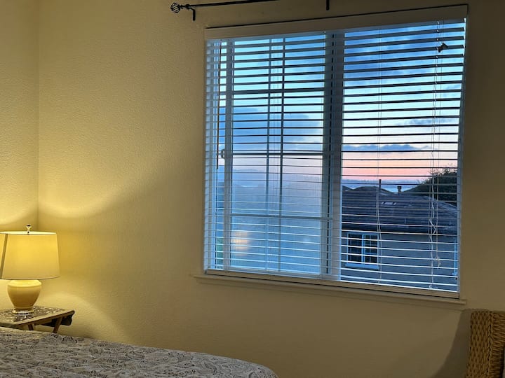 Masterbedrm-oceanview&privatebath(justbackfmltr) - Monterey, CA