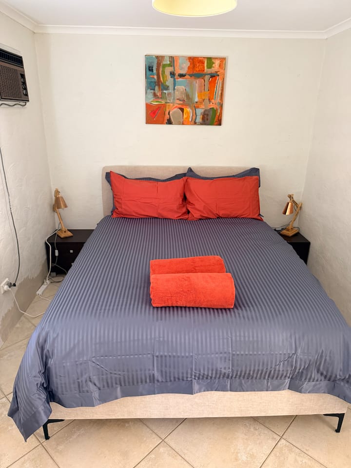 Peaceful Poolside Living 1km From The Beach - Stirling