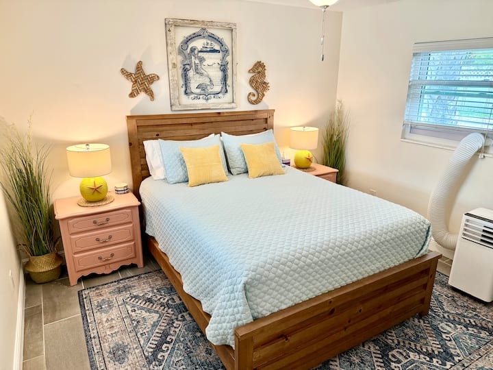Cozy, Coastal Cottage In Art District - Satellite Beach, FL