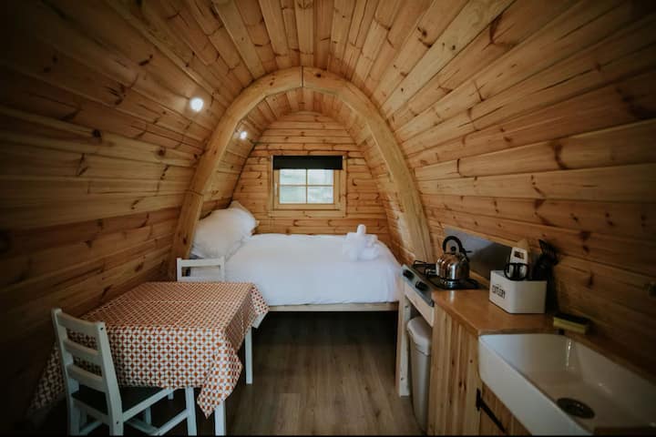 Oak Glamping Pod With Hot Tub - North Wales