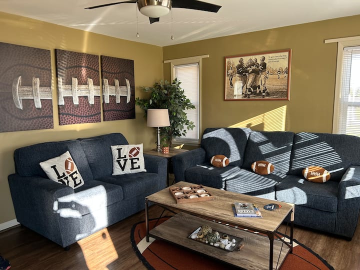 The Football House. Walk To Hof. Adorable + Clean - Canton, OH