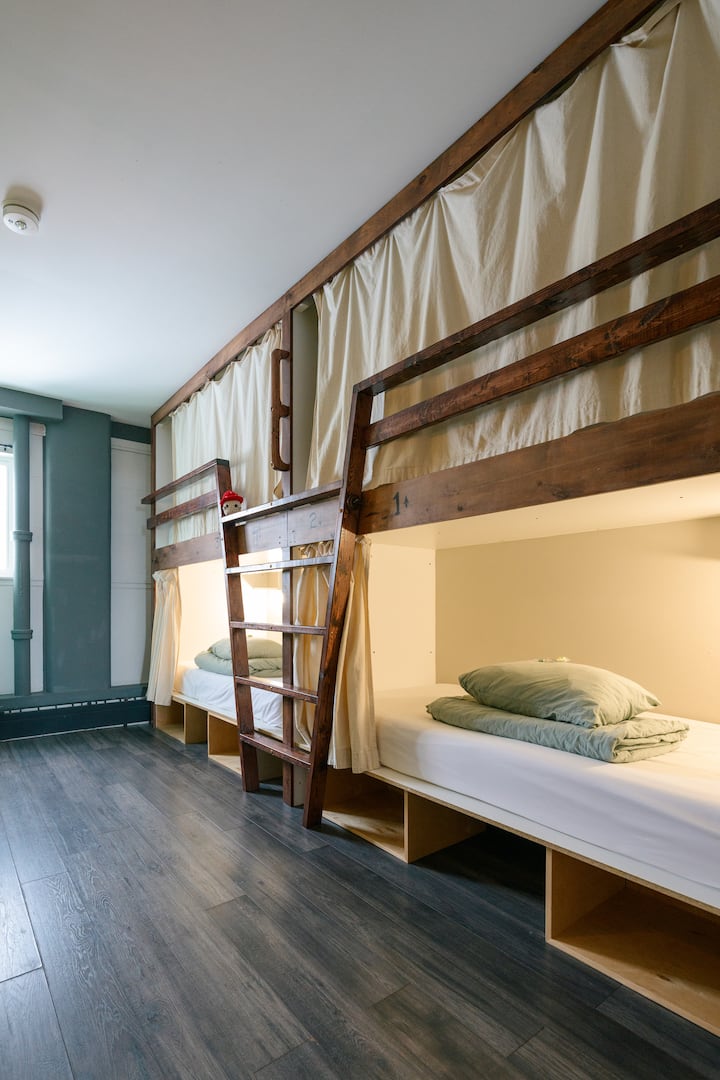 4-bed Mixed Bunk Dormitory - No Pets - Thunder Bay