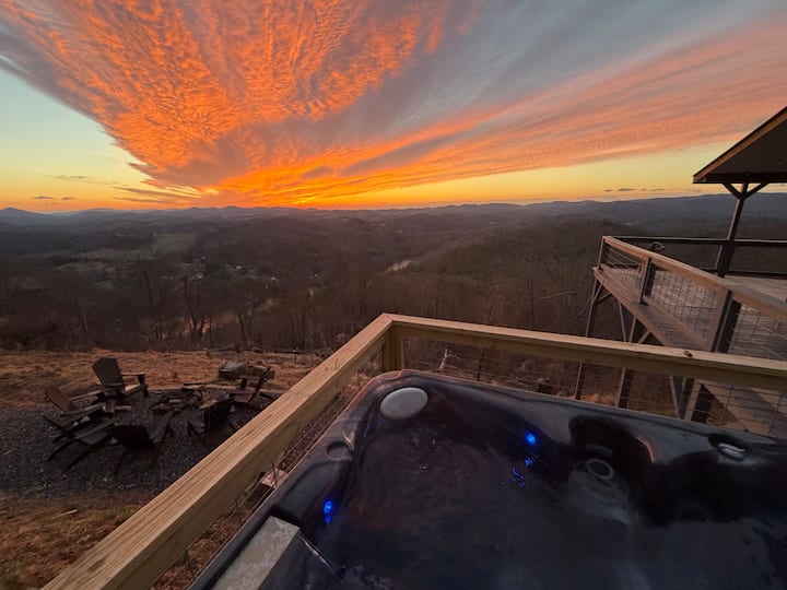 *Special* Unicorn Log Cabin - Views & Hot Tub! - West Jefferson, NC