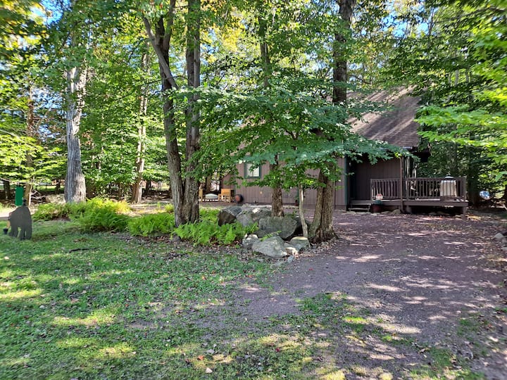 🐻The Poconos Rustic Cozy Bear Chalet Pet-friendly - Gouldsboro Lake, PA