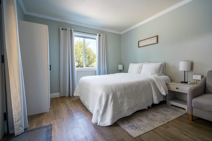 Parkside East Medford Studio (Easy I-5 Access) - Medford, OR