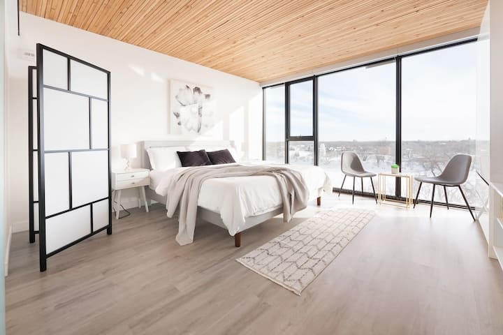 Waterfront King Bed Penthouse - Winnipeg