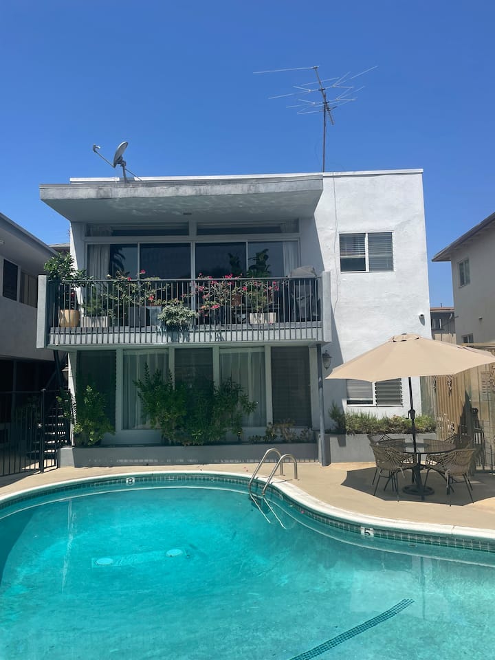 Spacious And Stylish W/ Pool & Parking! - West Hollywood