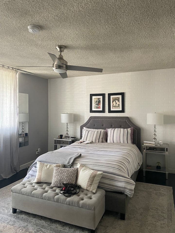 Spacious And Stylish W/ Pool & Parking! - West Hollywood, CA