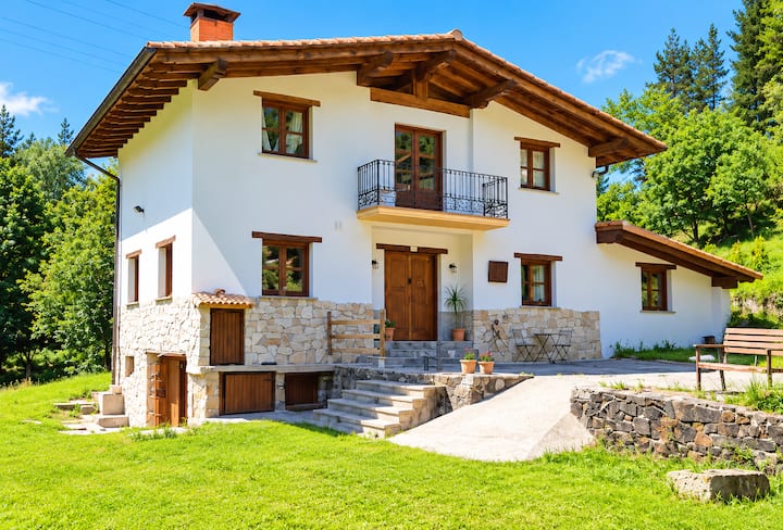 A Villa Surrounded By Nature. - País Vasco
