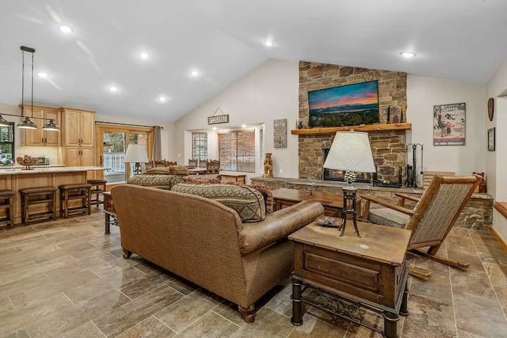 Steps To Snow Summit · Hot Tub · Garage · 3 Baths - Big Bear, CA