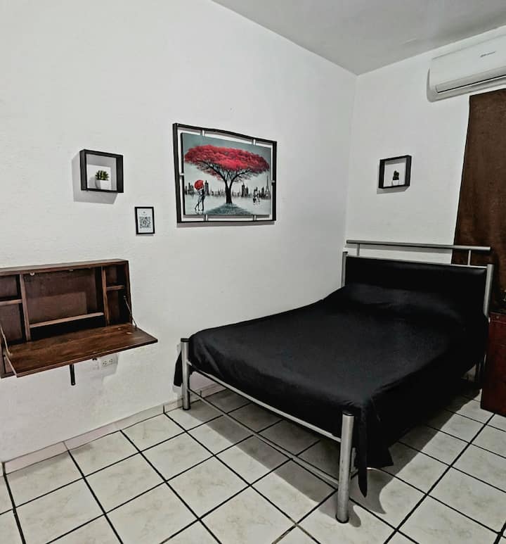 Suite Equipada. Cómoda, Privada Y Con Cochera - Guadalupe, Mexico