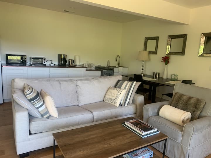 Central Woodside Suite Near Restaurants With View - San Carlos, CA