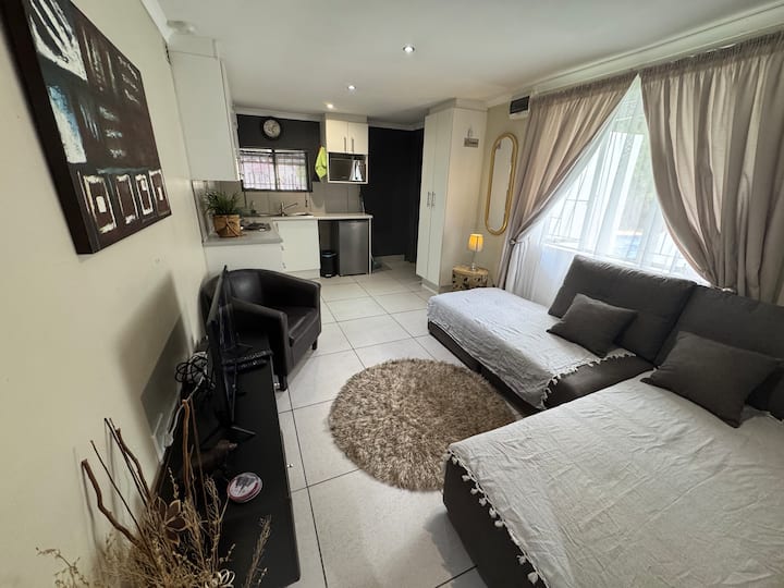 Secure Cottage With Wi-fi+plex O.r. Tambo Airport - Edenvale