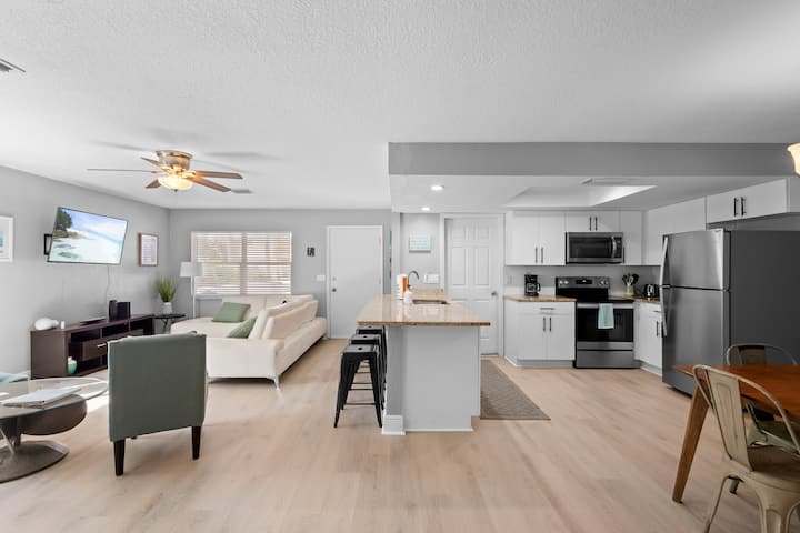 Cozy Beach House (Walking Distance To Beach) - New Smyrna Beach, FL