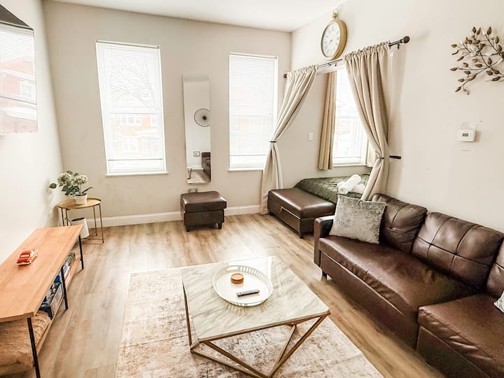 Sunny 1br Walk-up Bridgeport | Easy Street Parking - Chicago, IL