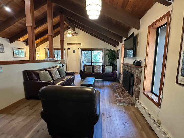 Peaceful 4br/4ba Tahoe Home W/garage - North Lake Tahoe, CA