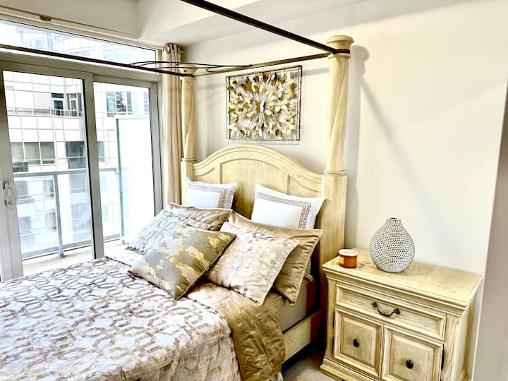 Downtown Toronto, Cn Tower And The Well Mall - Mississauga