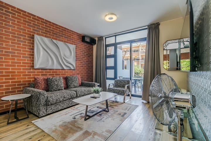 Opulent Rosebank Family Apartment With Courtyard - Johannesburg