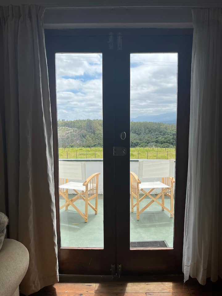 Spacious Cottage With Scenic Views - Victoria Bay