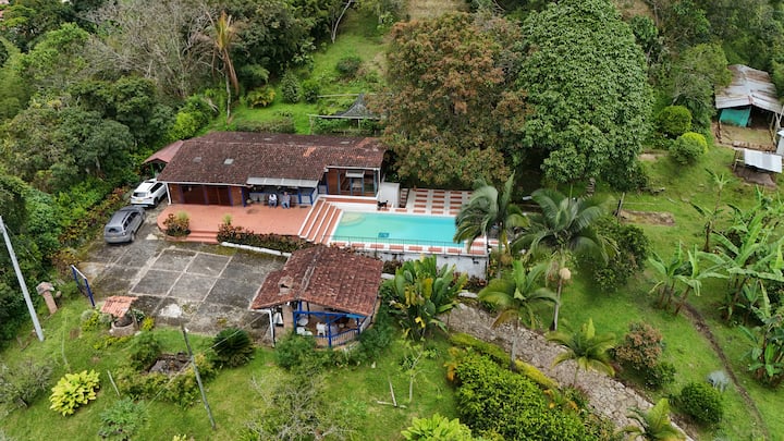 Acogedora Finca Con Linda Casa Tipo Chalet Suizo - La Vega