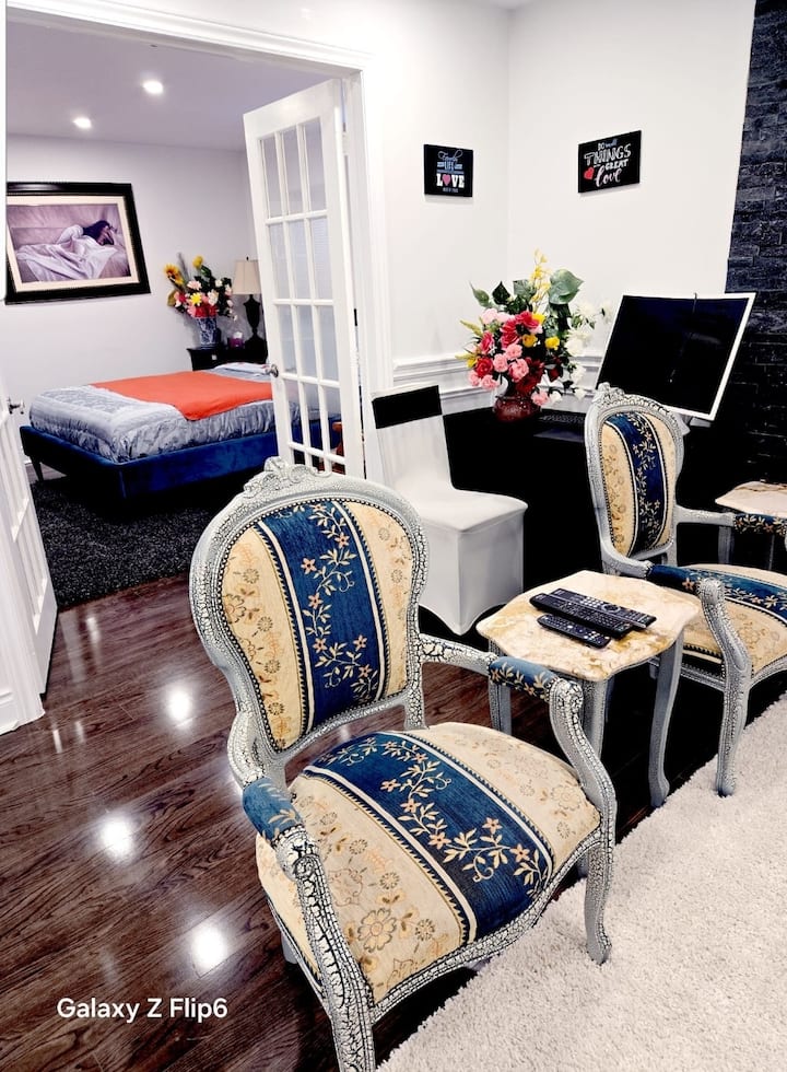 Kokoua Executive Suite - Stylish Basement Suite. - Bradford, ON, Canada