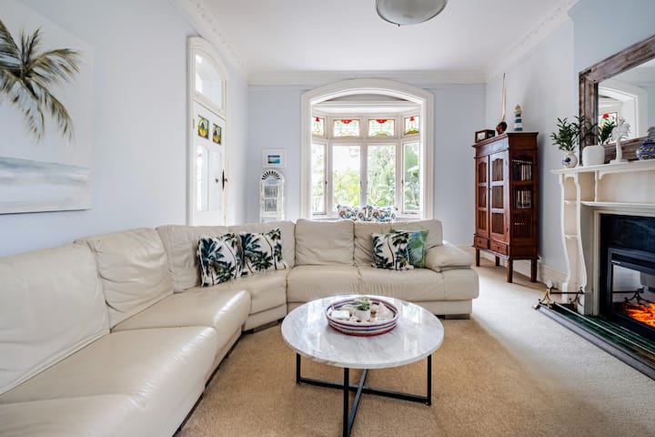 Manly Beach Getaway With Federation Charm - 맨리