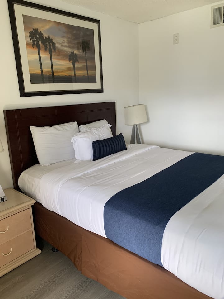 56 - Queen Suite (1bedroom, 2 Bath, Kitchen) - Palm Springs, CA