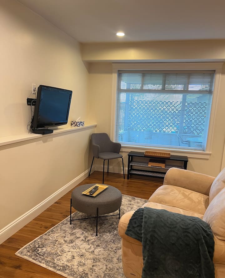 Cozy & Bright Suite In New West, Close To Transit - バーナビー