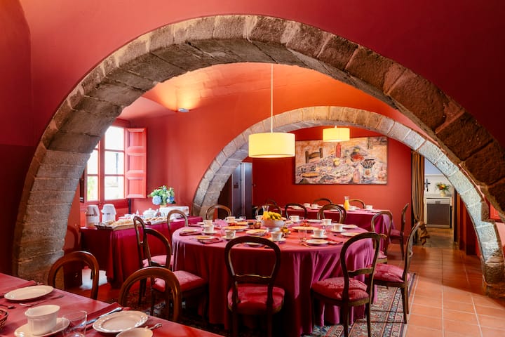 Castillo Medieval De Estilo Gótico Cerca De Gerona - Costa Brava