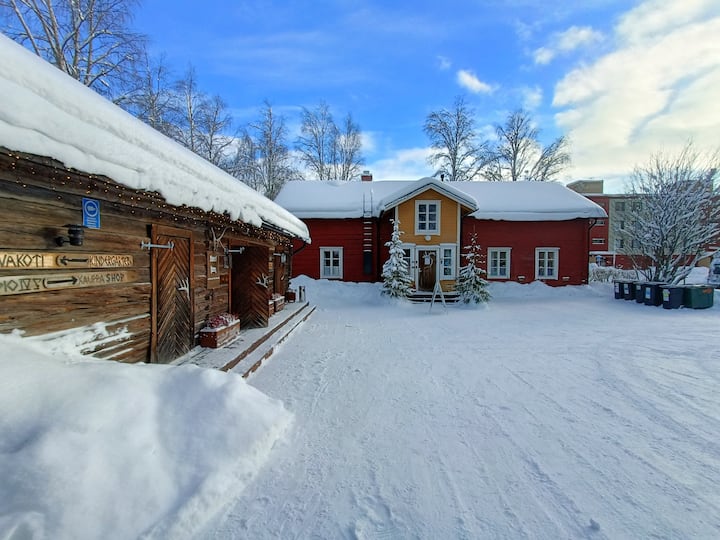 Lauri Iv - Historical Log House Manor - Laponia