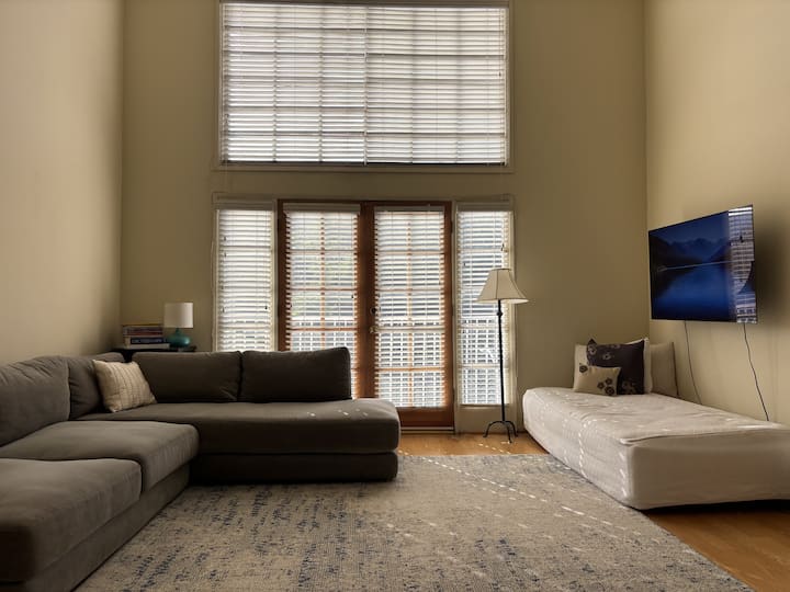 Entire Condo Available - Los Angeles, CA