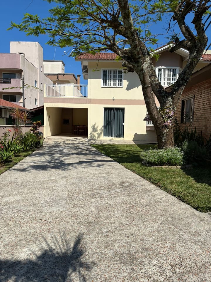 Casa Com 04 Dormitórios Na Praia Central. - Bombinhas