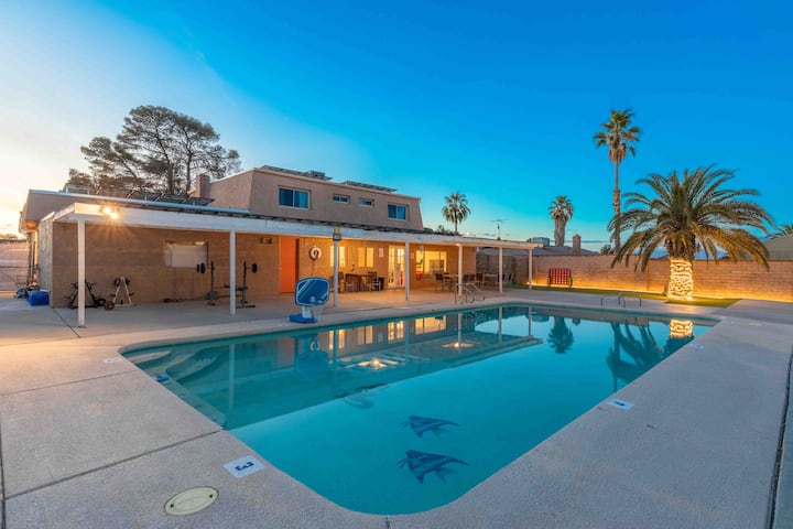 Epic 5br Vegas Oasis: Huge Pool, All Amenities! - Henderson, NV