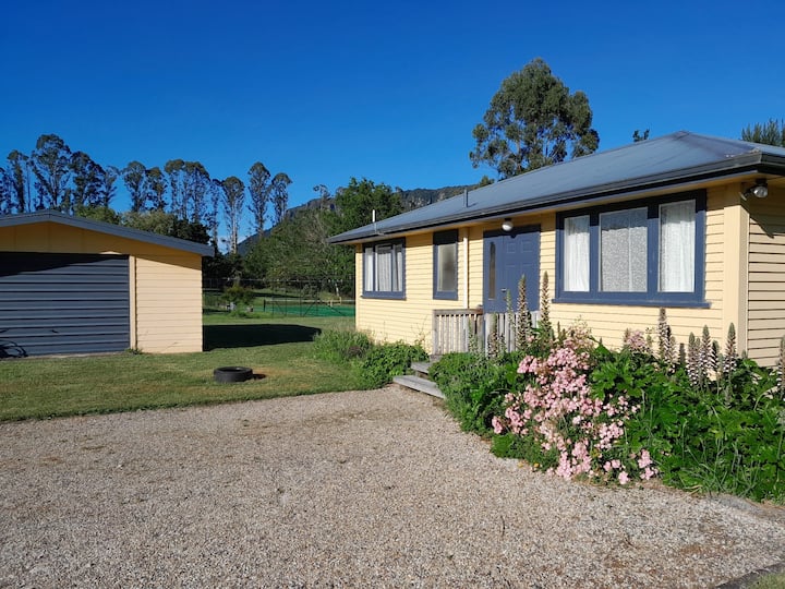 Cottage Under The Bluffs-enjoy Fresh Air And View - New Zealand