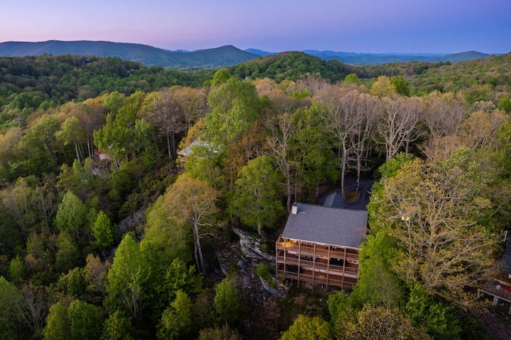 Luxury Mountain Cabin W/ Hot Tub, Game Room & Views - Blowing Rock, NC