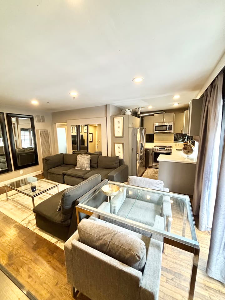 Amaro Place Guest - Los Angeles, CA