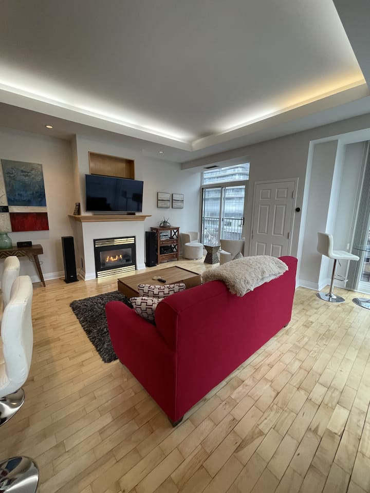 Downtown, Bright, Boutique Condo - Toronto, ON
