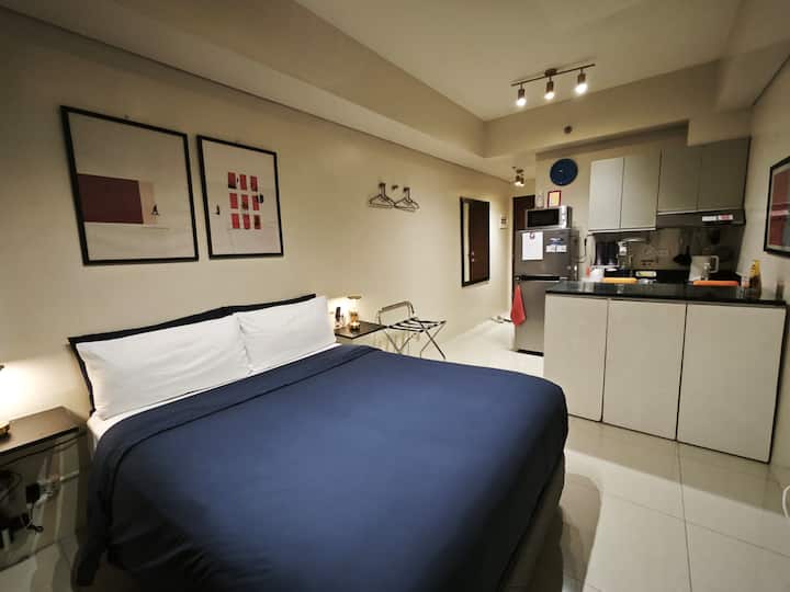 Near Trendy Bars & Restaurants - Manille