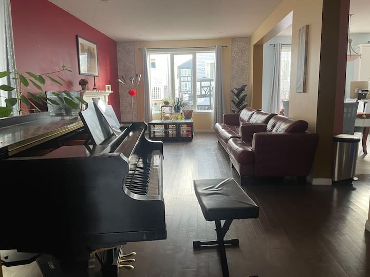 Peaceful And Spacious Countryside Home In Airdrie! - Airdrie