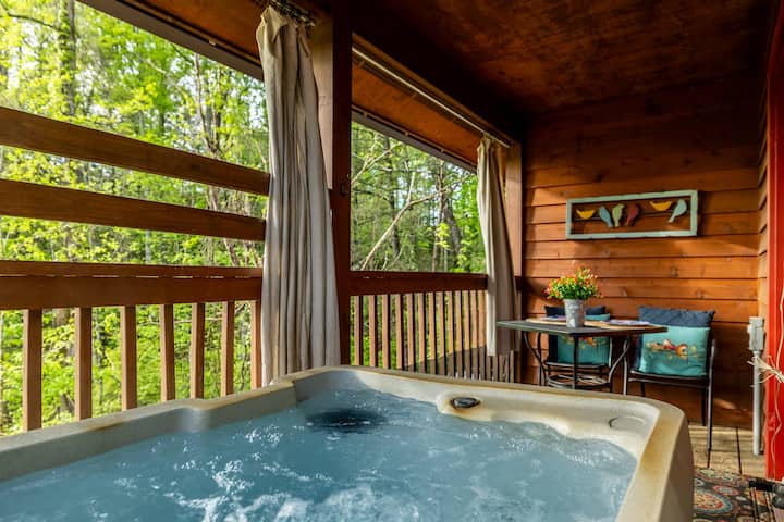 Gatlinburg Summer Specials! King Bed And Hot Tub! - Gatlinburg, TN