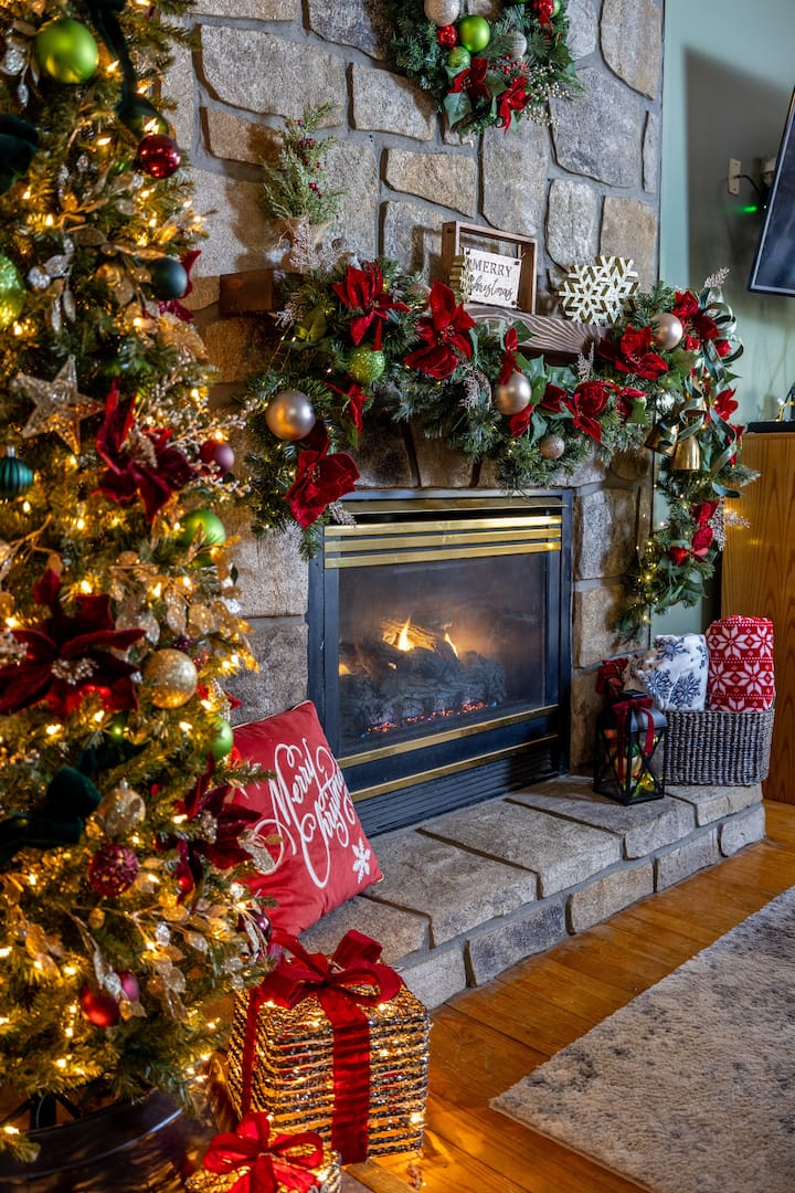 Decorated For Christmas! King Bed, Hot Tub, Cozy! - Gatlinburg, TN