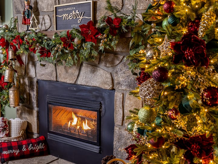 Decorated For Christmas! King Bed, Hot Tub! - Gatlinburg, TN