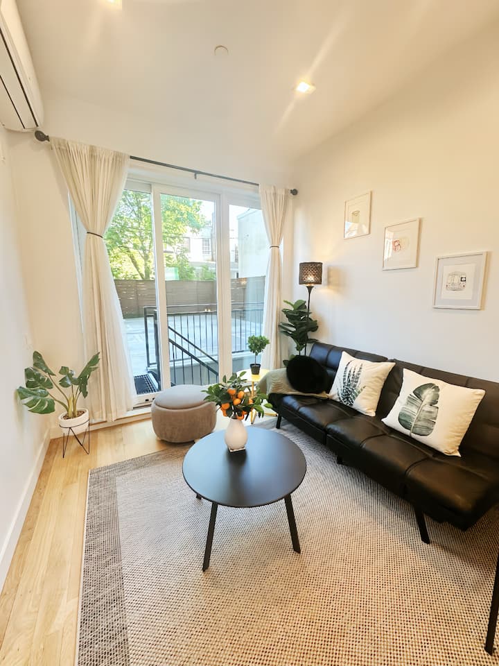 Entire Place_upscale Sunny Duplex W/large Backyard - Manhattan, NY