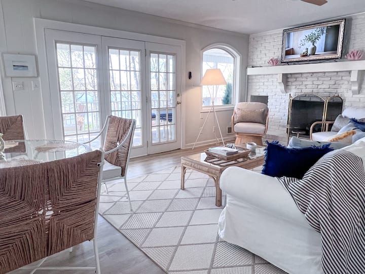 Lakefront Cottage With Heated Pool - Lake Bowen, SC