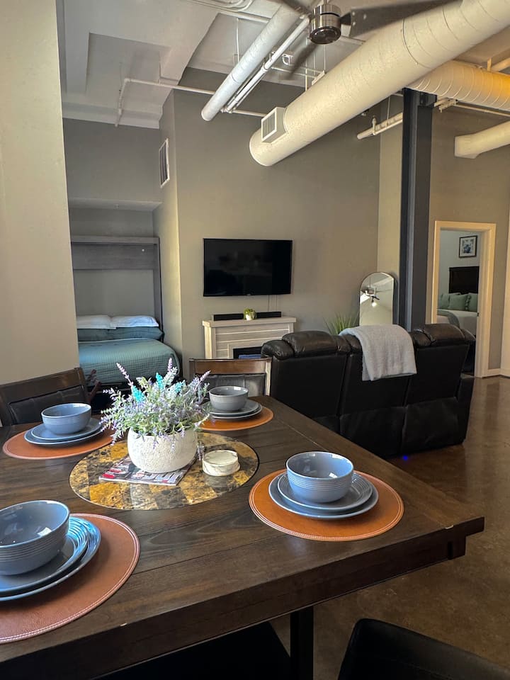 Industrial 1br | Open Living + Murphy Bed + Desk - Fort Worth, TX