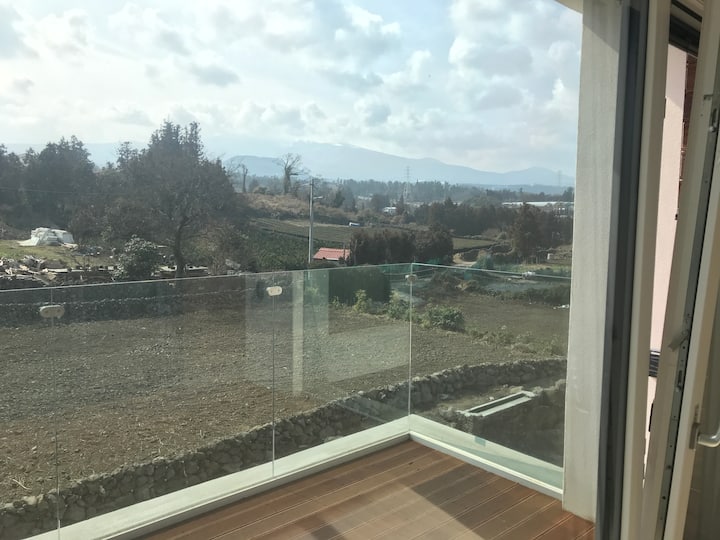 Terraced Resort Pension With Deck & Mountain View - Jeju-si