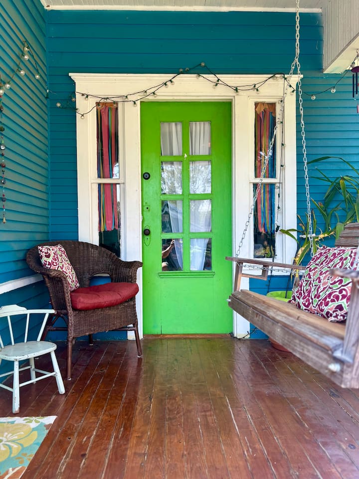 Colorful Downtown Bungalow On Route 66 - Springfield, MO